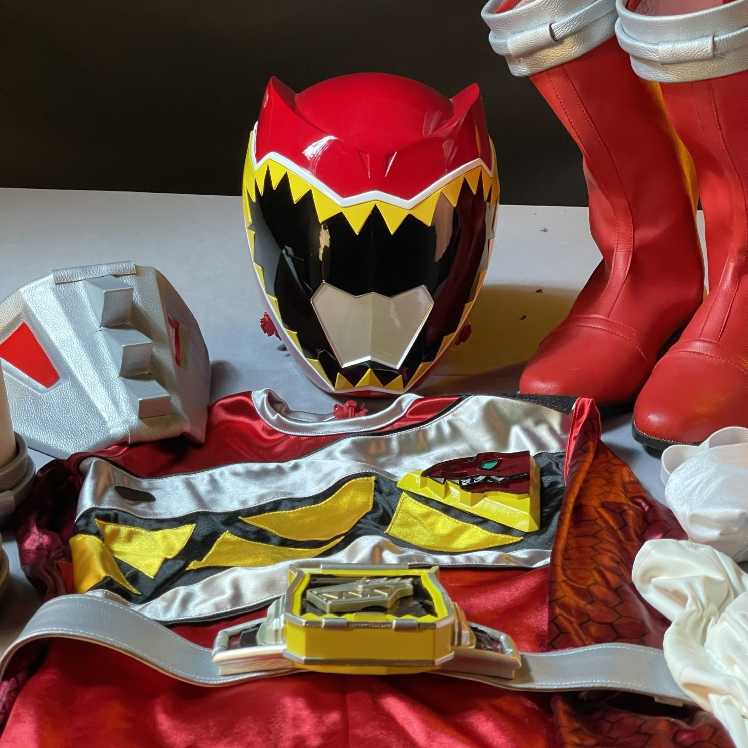 Kyoryuger Red – Dino Changer Red Cosplay Costume – Transform Studio
